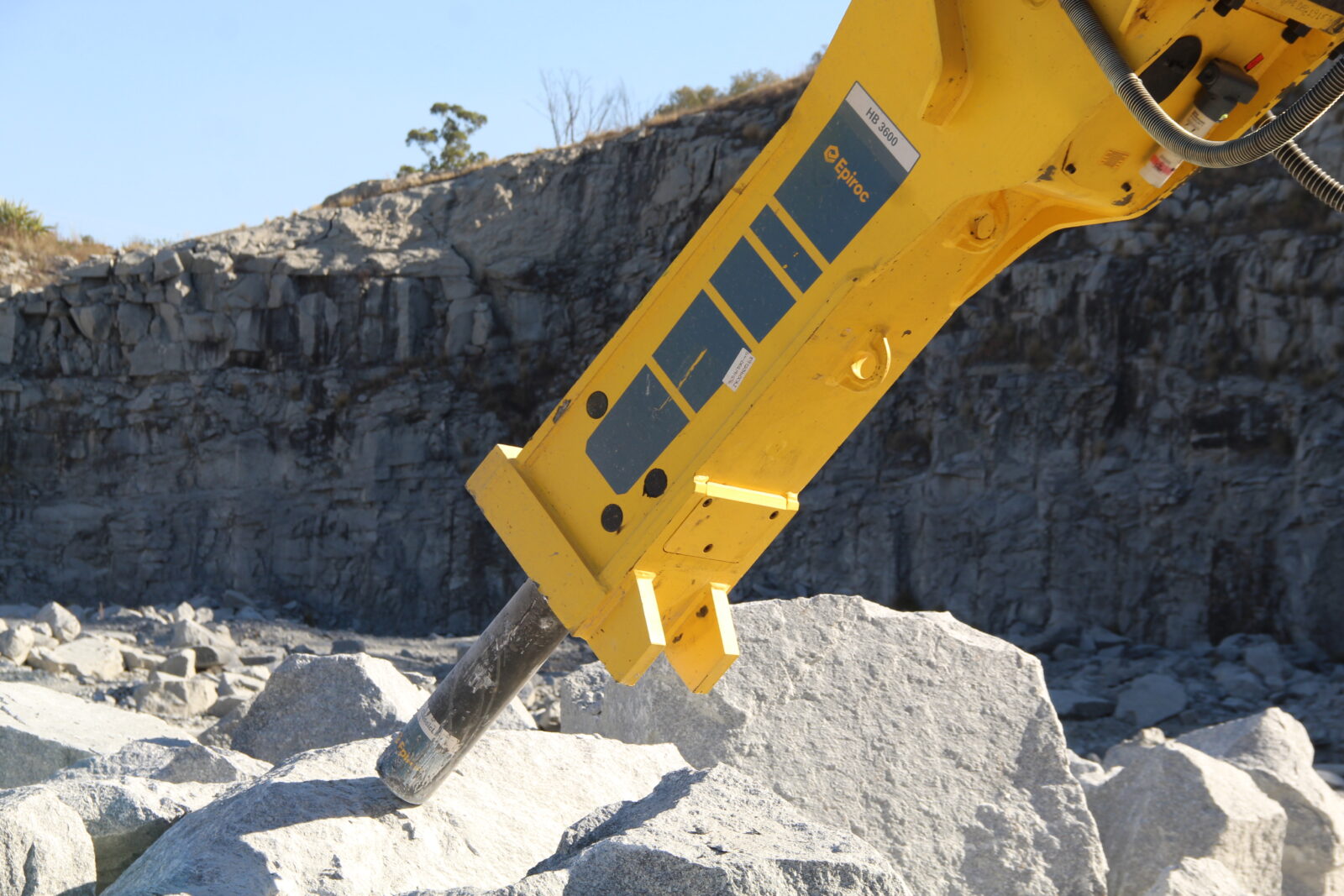 Pomona Quarries acquires Zim’s largest hydraulic hammers from Pelgin